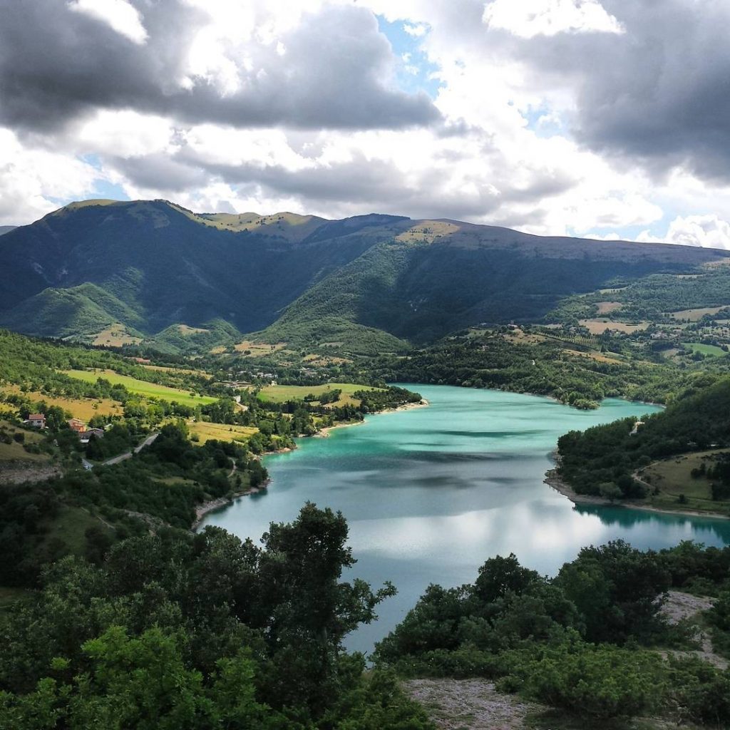 Escursione alle Lame Rosse, il Canyon delle Marche vicino al Lago di ...